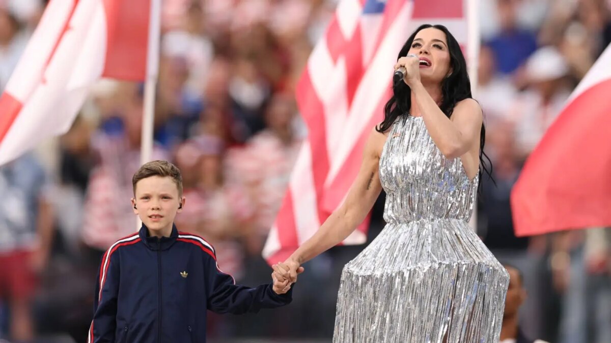 Katy Perry and 10-Year-Old Singer Tius Perform 'Wonder' at World Cup ...