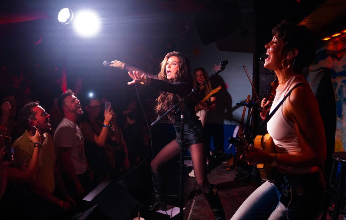 Watch Shania Twain play intimate, 200-capacity show at The Shacklewell ...